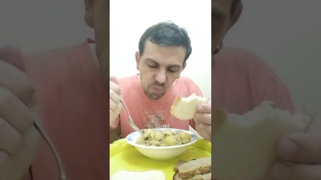 Обжор мукбанг жареная картошка с тушёной свининой, и осенний овощной салат из огурцов и помидоров
