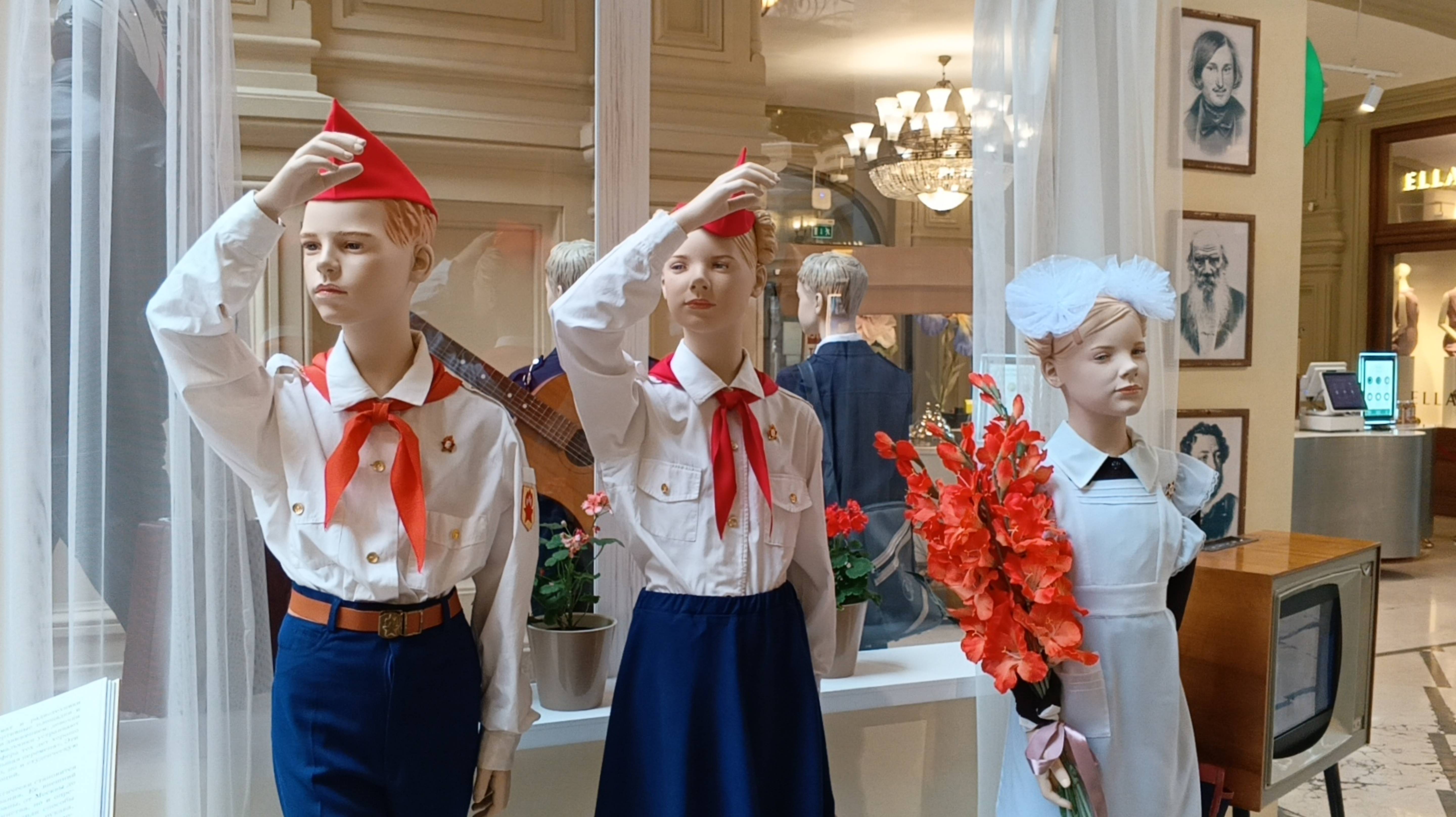 Прогулки по Москве. Выставка "История школьной формы 1900-2025" в ГУМе