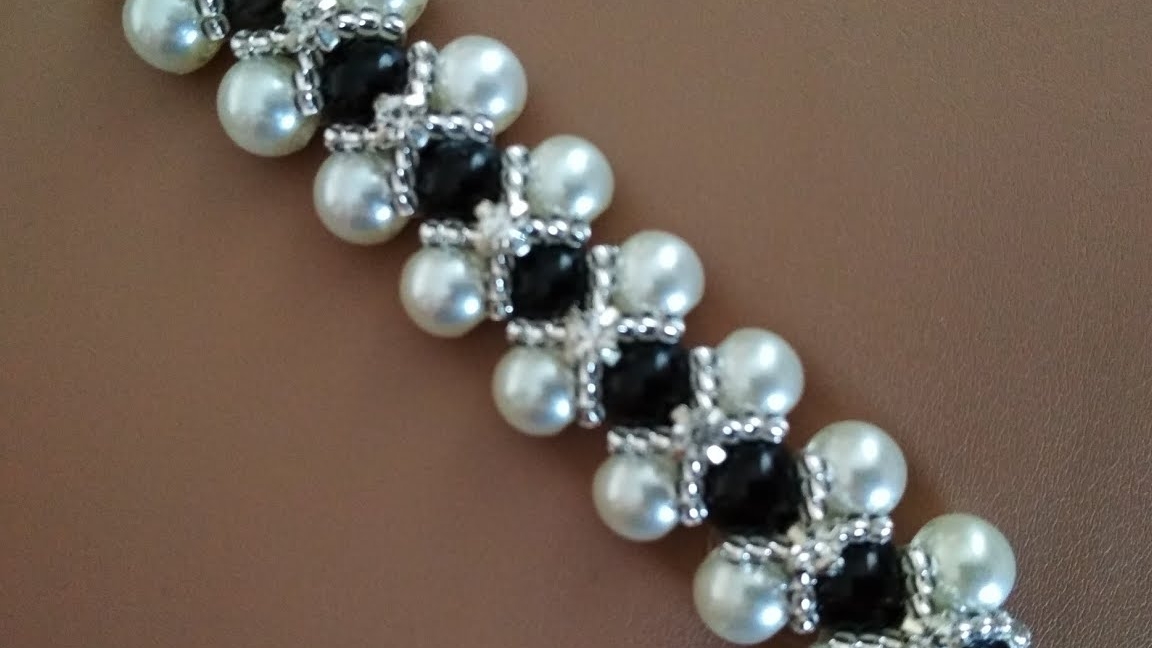 Браслет  из  бусин, бисера  и шатонов. МК