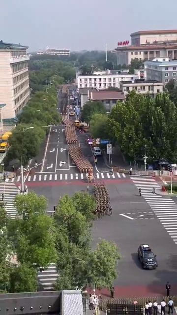 Даже покинув парад, китайские войска  сохраняли безупречный строй.