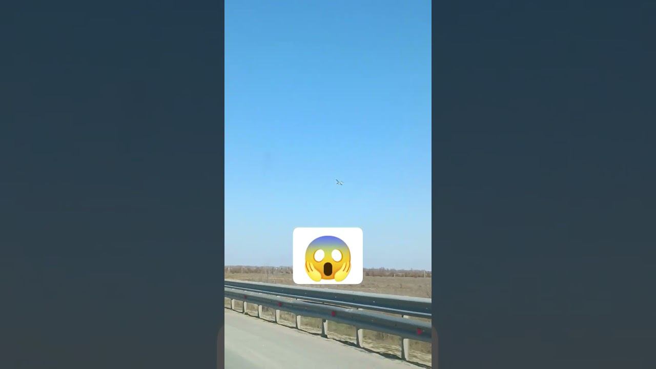 Самолет над дорогой