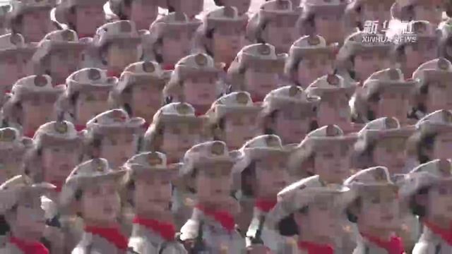 Бравые китайские женщины шагают стройно.