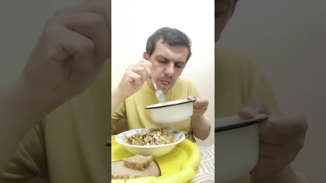 Обжор мукбанг жареная картошка с яйцами и тушёной свининой,  овощной салат из огурцов и помидоров