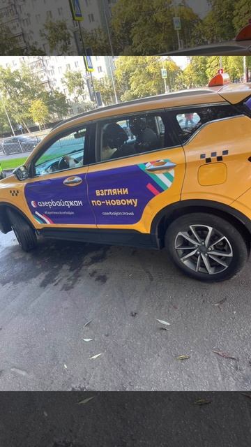 Московское такси рекламирует Азербайджан( гос-во спонсор ВСУ)