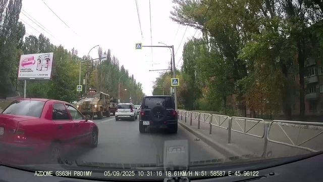 По улицам Саратова военную технику водили.
