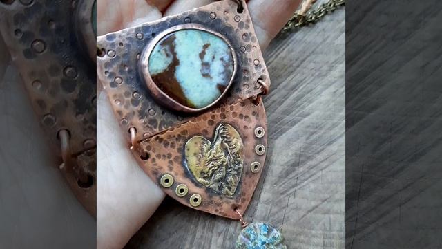 Крупный этнический кулон из меди, латуни и камней
