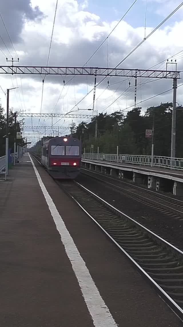 Автомотриса АЧ2-087 (ТЧЭ-2) следует по 2-му гл. пути.
