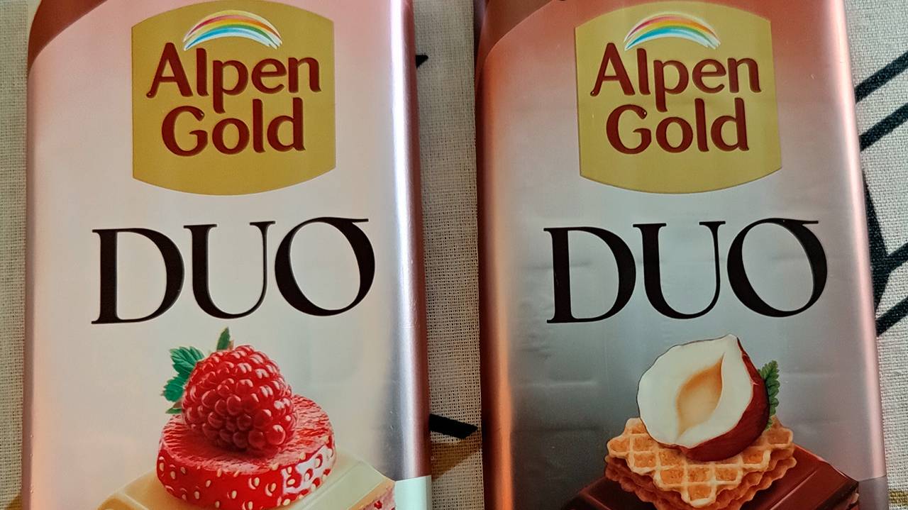 ШОКОЛАД ALPEN GOLD DUO С КЛУБНИЧНОЙ НАЧИНКОЙ И С НАЧИНКОЙ С КАКАО, ФУНДУКОМ И ВАФЕЛЬНОЙ КРОШКОЙ