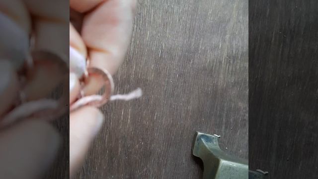 Медный браслет с жадеитом. Показываю, как надевать с помощью нитки