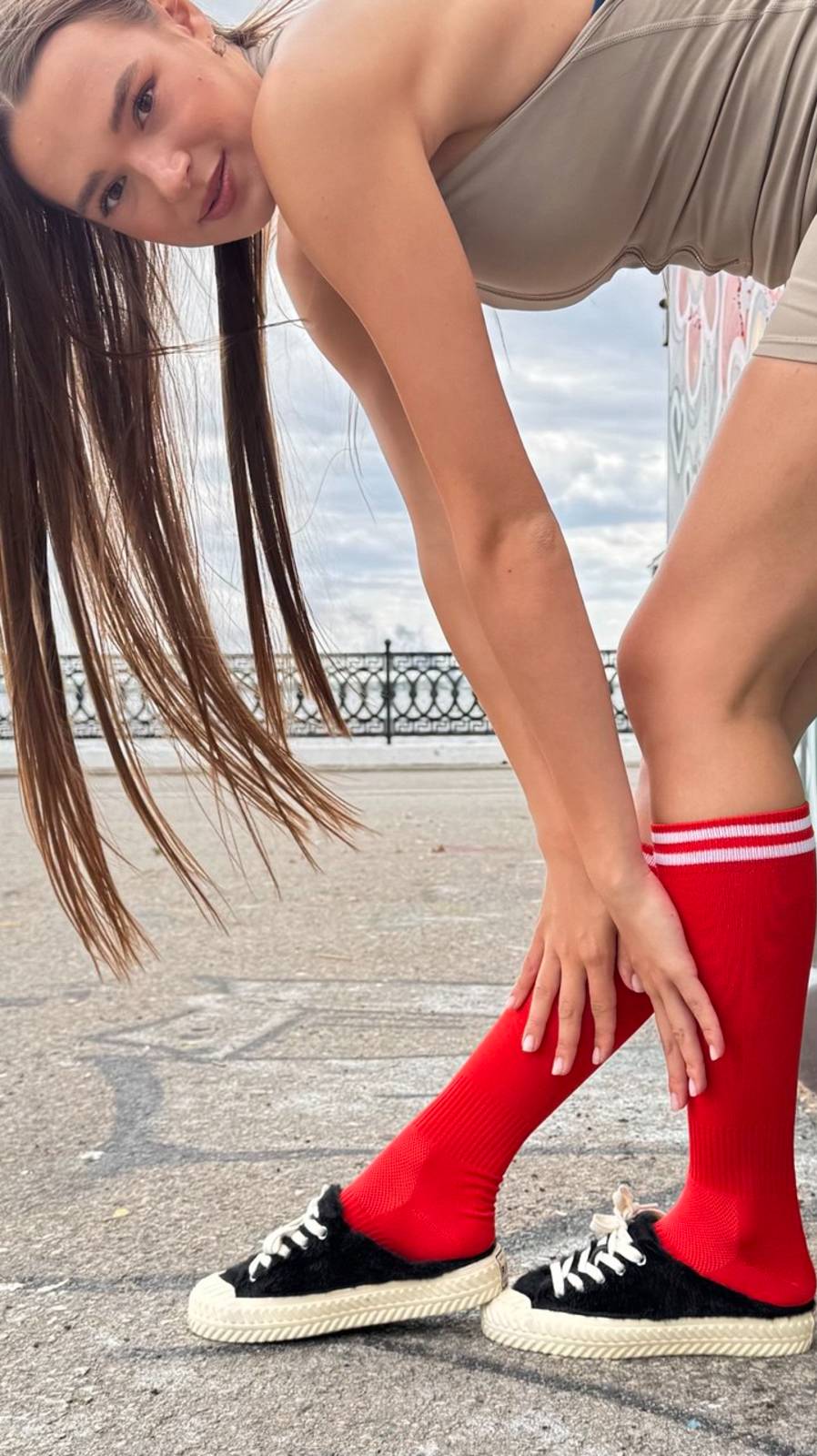 Гольфы спортивные красные с белыми полосками до колена|Ростекс