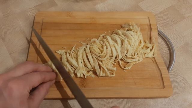 Крабовый салат с яичными блинчиками! Очень вкусно!