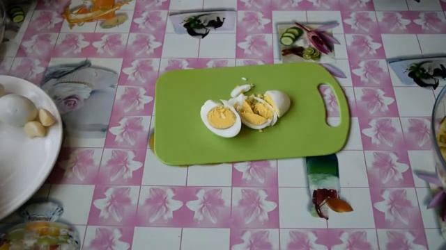 Салат с сыром и сухариками! Очень вкусно.