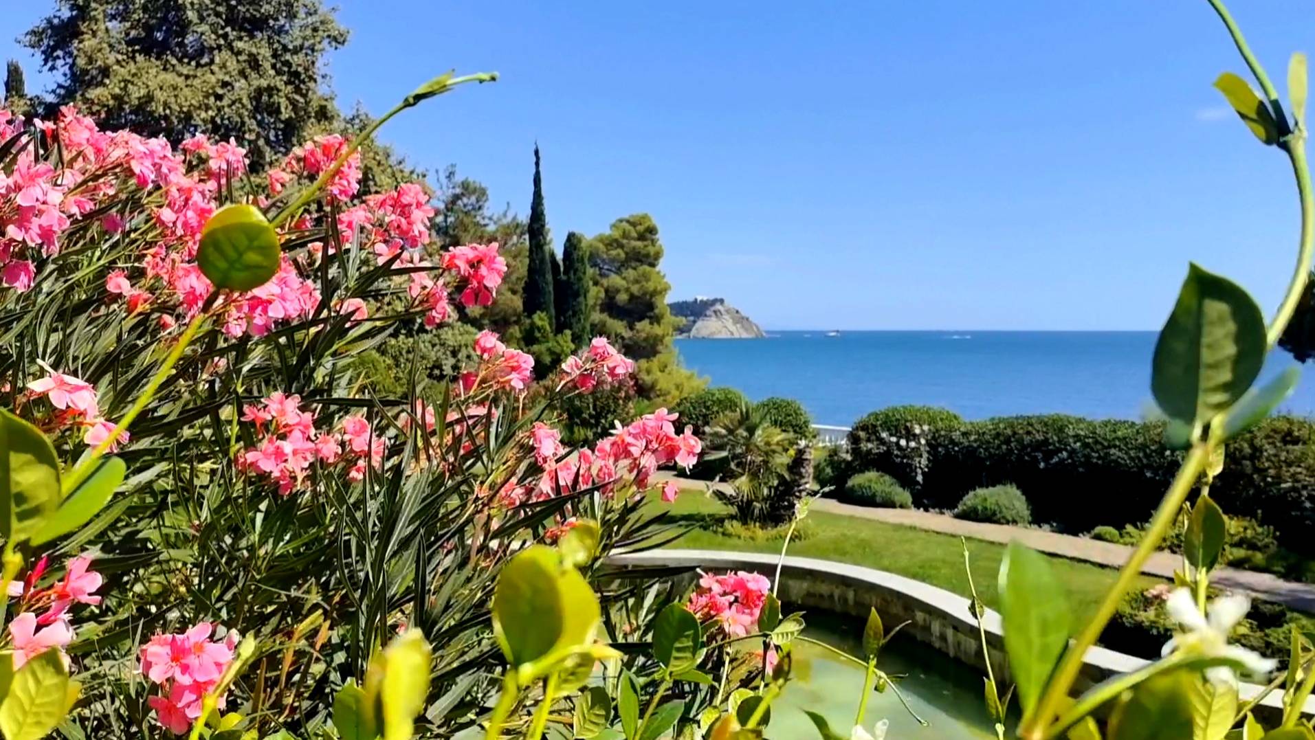 Парк «Айвазовское» в посёлке Партенит в Крыму