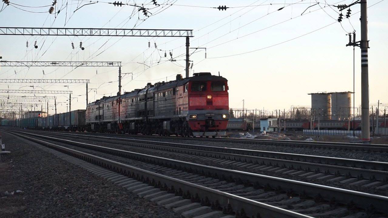 Тепловоз 2ТЭ10М-3544 с 2ТЭ10М-2738 и ВЛ80С-1931/2127Б