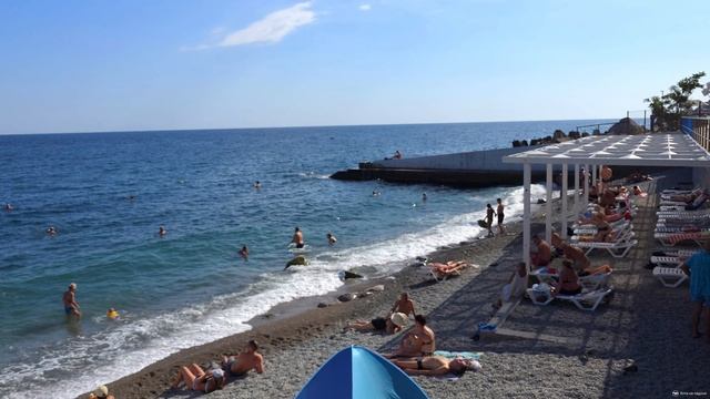 Дикий пляж у причала и пляж пансионата «Горное солнце» в Алупке, Крым