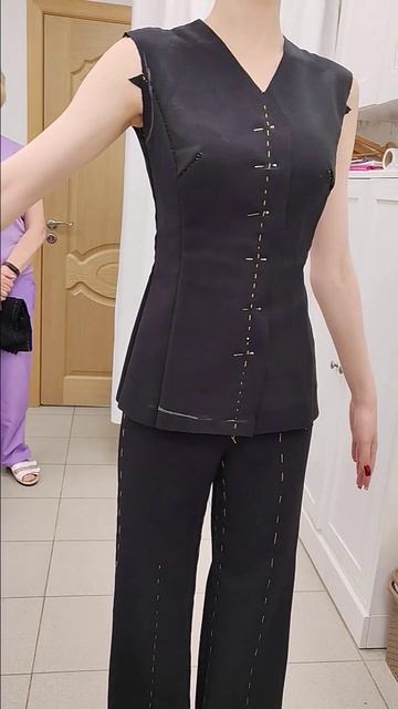 Брючный костюм для молодой девушки