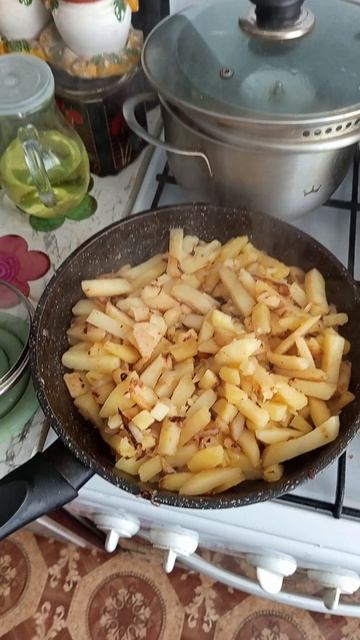 Жареная картошечка с грибами и луком