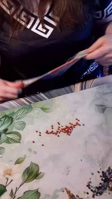 «Оранжевых бусин хватит только на один рядочек 😱 | Проект 24» #бисер