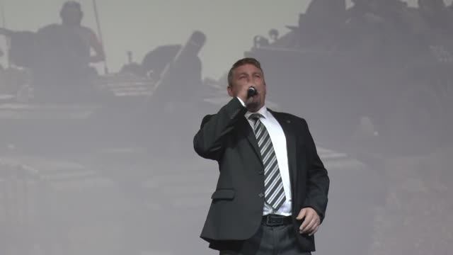 "У нас Родина одна, мы страна!". Ст. М. Гуцериев. Муз. В. Дробыш, Т. Леонтьев. Сражался фронт...