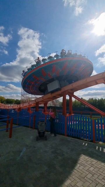 Огромнейший аттракцион Космос в парке Сказка в Москве