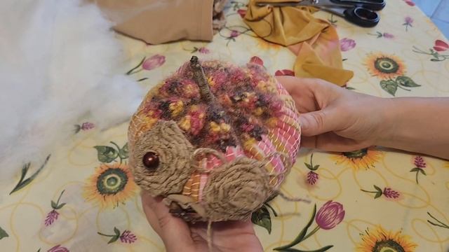 Декоративные интерьерные тыковки из старых вещей