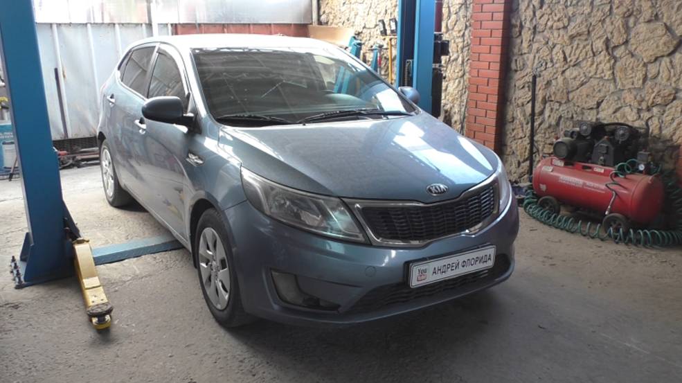 Замена передней правой шаровой опоры на Kia Rio 1,4 Киа Рио 2013 года