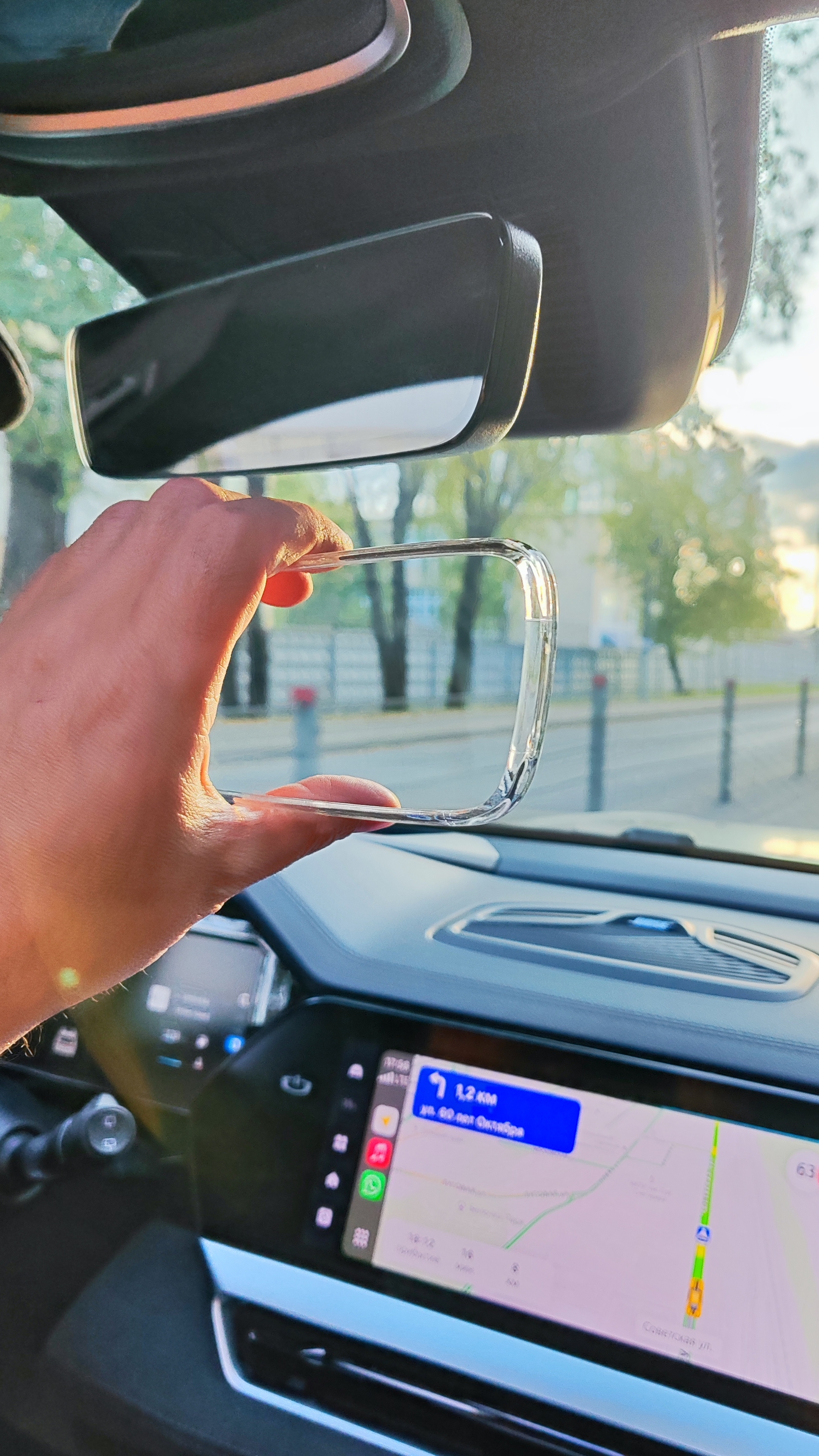 Транспортировочный ободок на зеркале заднего вида нового авто