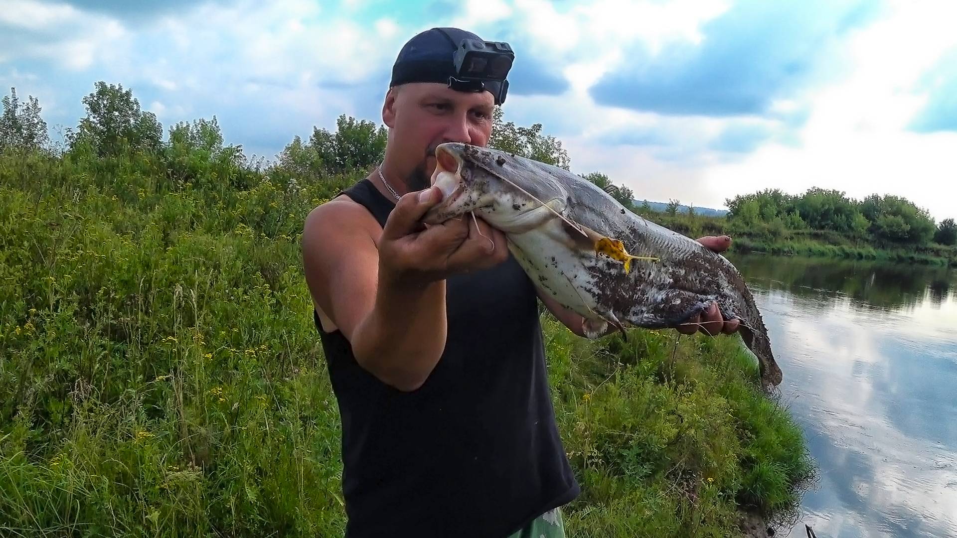 РЫБАЛКА ПРИНЯЛА ДРУГОЙ ОБОРОТ. С ПОЛНОГО БЕСКЛЕВЬЯ - В ТРОФЕЙНУЮ РЫБАЛКУ. СОМ НА ДЖИГ.