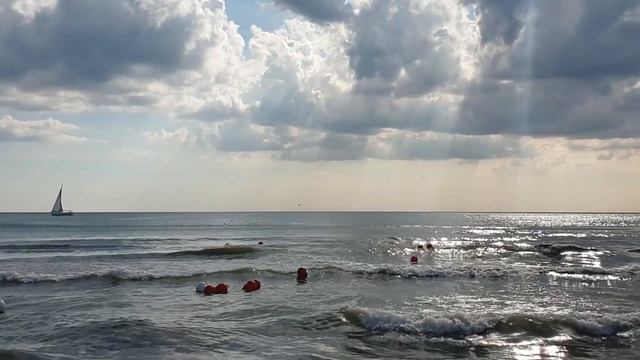 Одинокий парусник на плывёт по черному морю