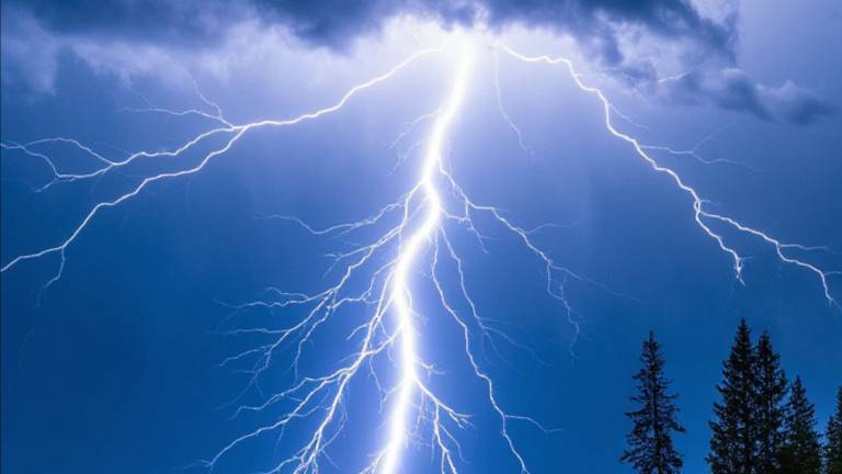 Звуки природы гроза с громом и молненией 2