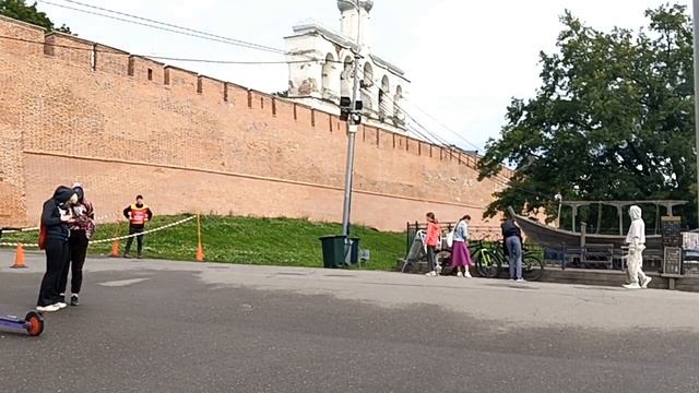 Вид на кремль с реки Волхов