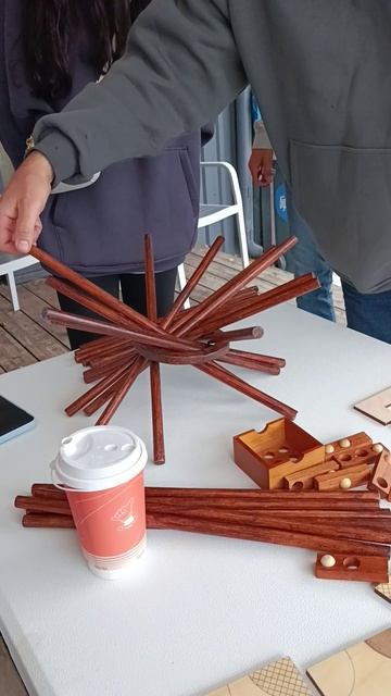 Все коллеги на корпоративе увлеченно играют в эти игры