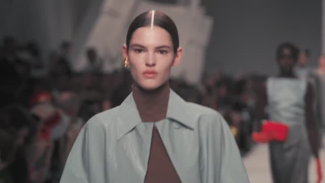 Показ женской коллекции Fendi весна-лето 2024