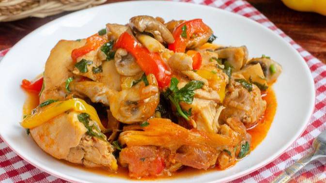 Ароматная курочка в изумительном соусе. ТУШЕНАЯ КУРИЦА С ГРИБАМИ И ПЕРЦЕМ