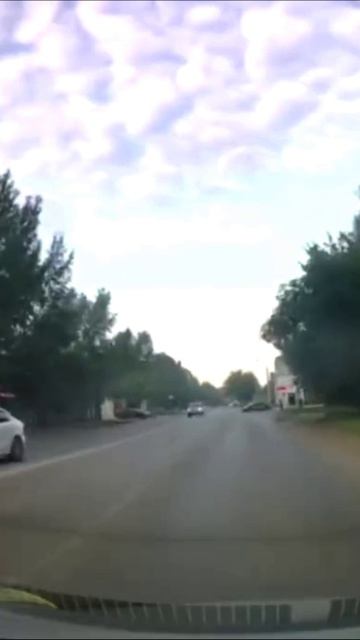Пешеход почти бросился по колёса