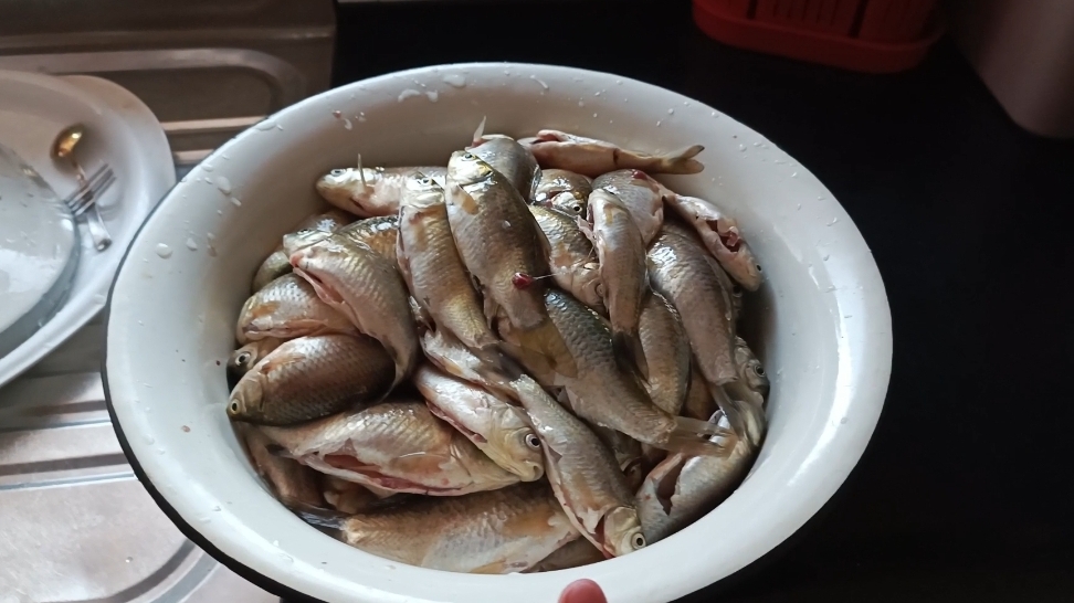 Отмываю окна от малярного скотча. Папа на рыбалке. С Анютой в больнице под капельницей 😔