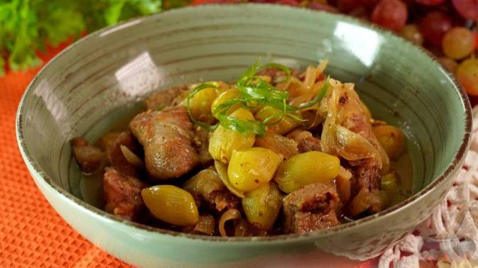 Богатство вкусов в каждом кусочке. СВИНИНА, ТУШЕННАЯ С ВИНОГРАДОМ И ВИНОМ