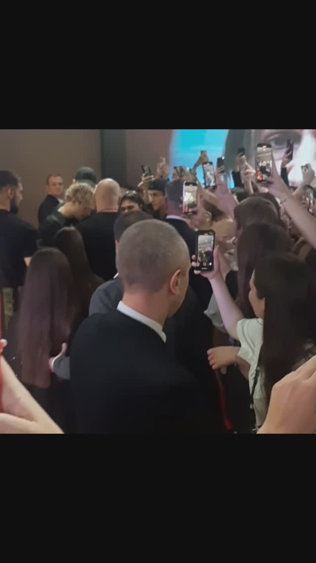 Егор Крид убежал от толпы фанатов в кинотеатре