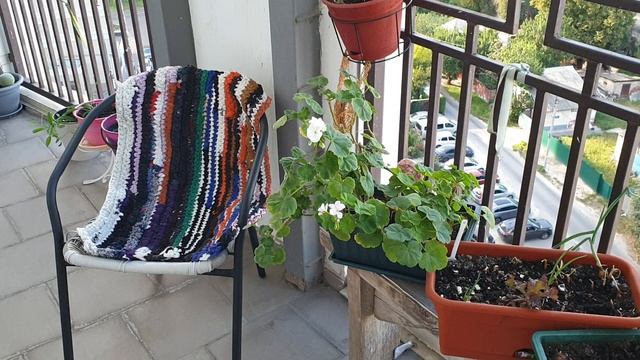 Связала накидку на кресло из старых вещей на балкон