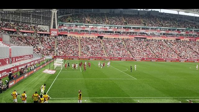 Запасные футболисты Спартака разминаются во время матча. Спартак Москва.
