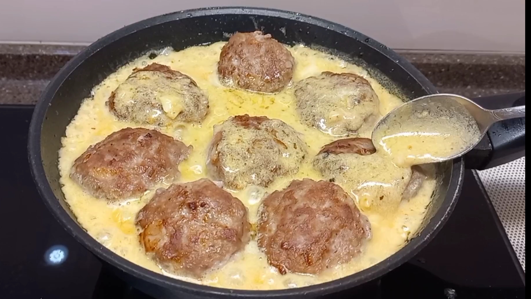 Забытый вкус детства: Сочные мясные Тефтельки в сливочном соусе для семейного ужина