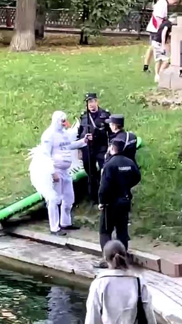 Полицейские поймали крутую птицу