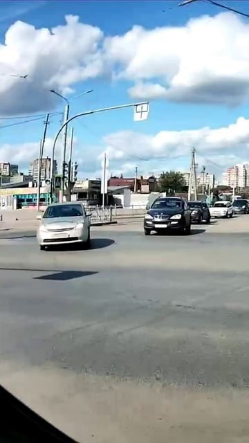 Куда вот он едет