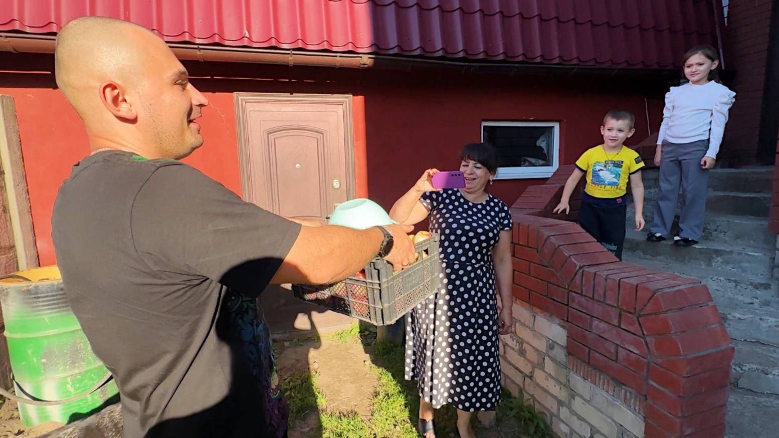Везем гостинцы родителям. Наводим порядок на участке. Собираем урожай. Жизнь простых людей в деревне