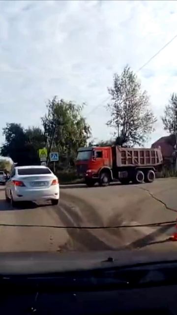 Снесли светофор на перекрестке Мельничная и Южная в Омске