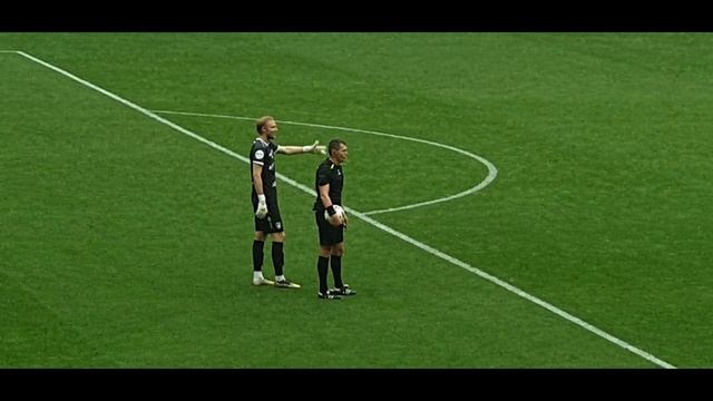 Вратарь рубина Евгений Ставер о чем то говорит с судьей. Рубин Спартак