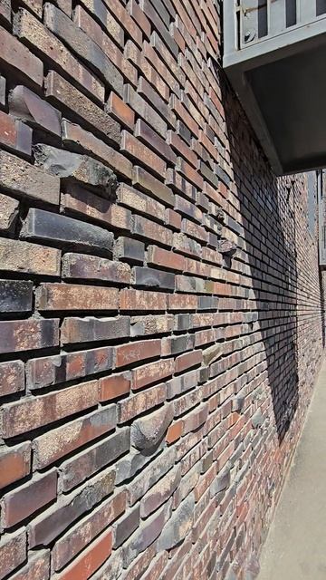 Бракованный кирпич с наплывами