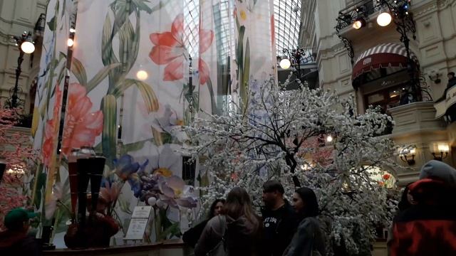 Москва. Холодный первомай. ГУМ- очень красивое, тёплое и весёлое место для детских развлечений.