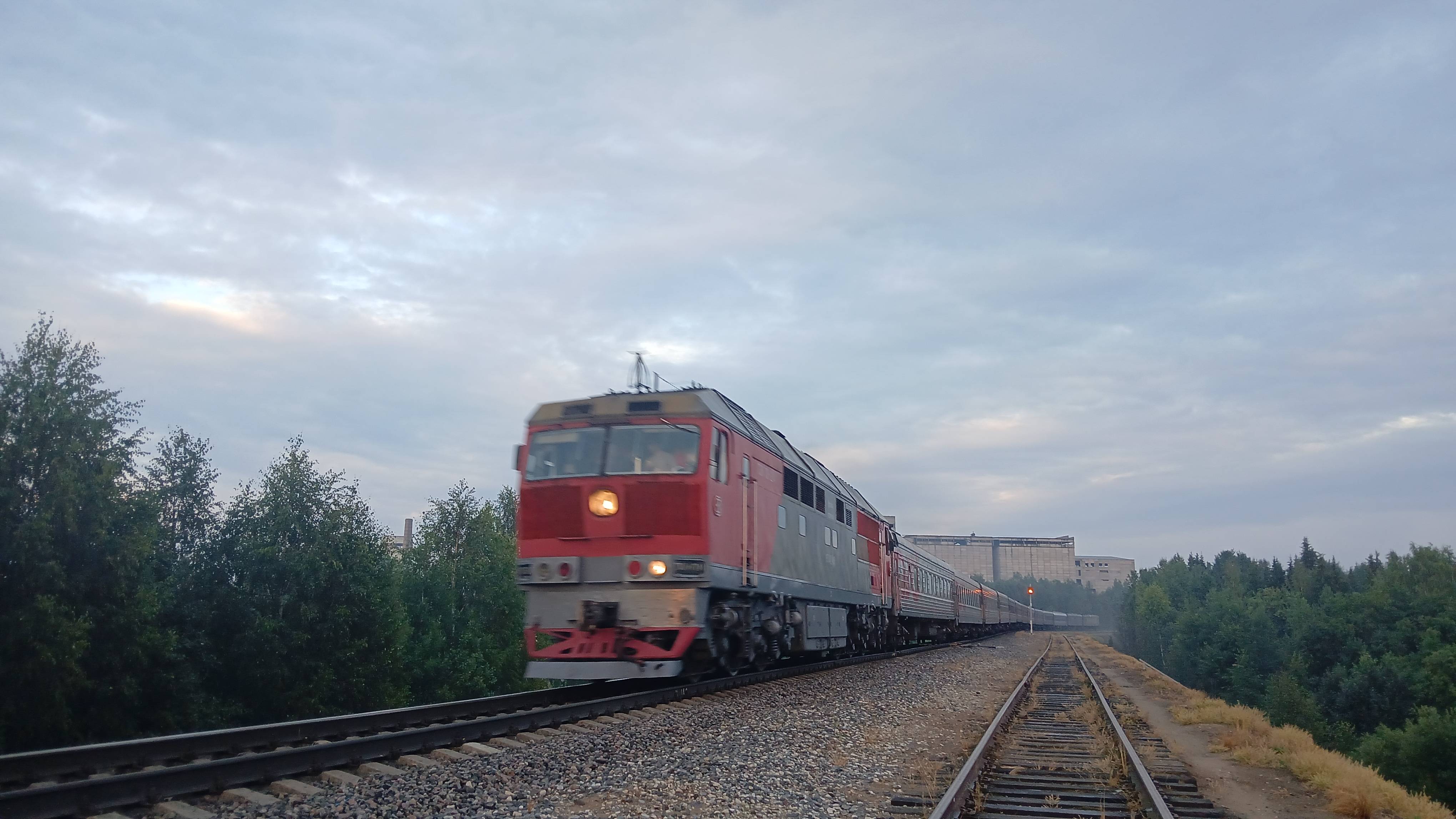 На закате ТЭП70-0241 с пассажирским поездом Сыктывкар-Усинск следует по перегону Сыктывкар-Човью
