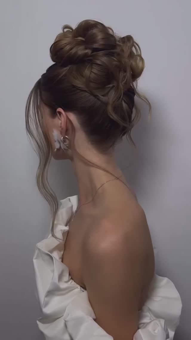 Популярный объемный текстурный пучок #прическа #укладка #волосы #локоны